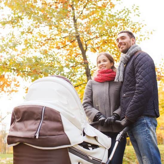 Jesienny spacer z niemowlakiem: Co zabrać ze sobą? Praktyczny poradnik dla rodzica