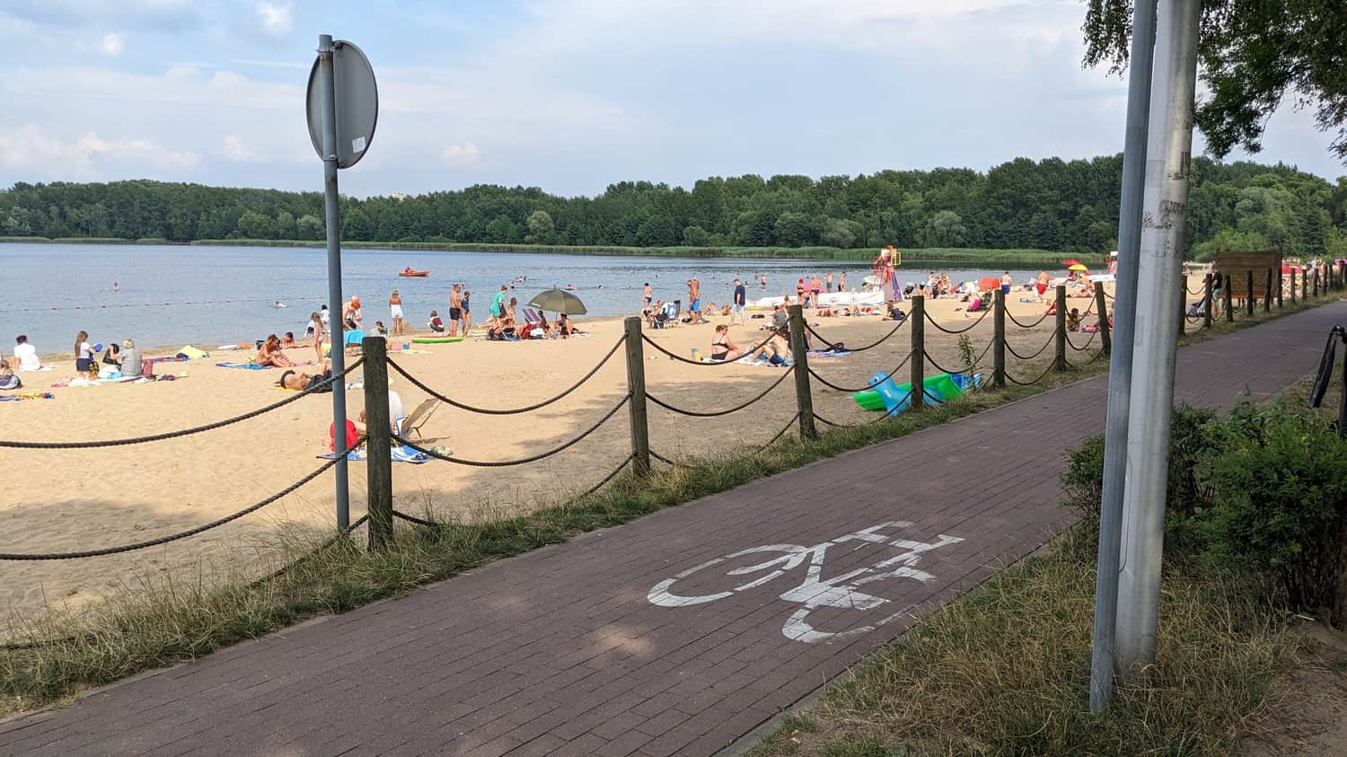 Kąpielisko i plaża - jezioro Pogoria III w Dąbrowie Górniczej